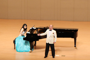 Pianist Mami Hagiwara and former President Yasuo Harada held a joint ...